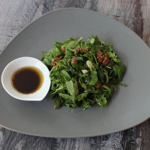 Salata sa rukolom, matovilcem, orasima, bademima, pršutom i kozjim ...