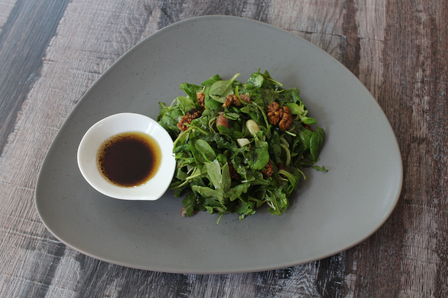 Salata sa rukolom, matovilcem, orasima, bademima, pršutom i kozjim ...