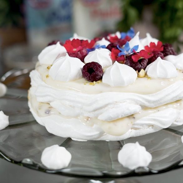 Puslica torta sa pudingom od bele čokolade, pistaćima i malinama ...