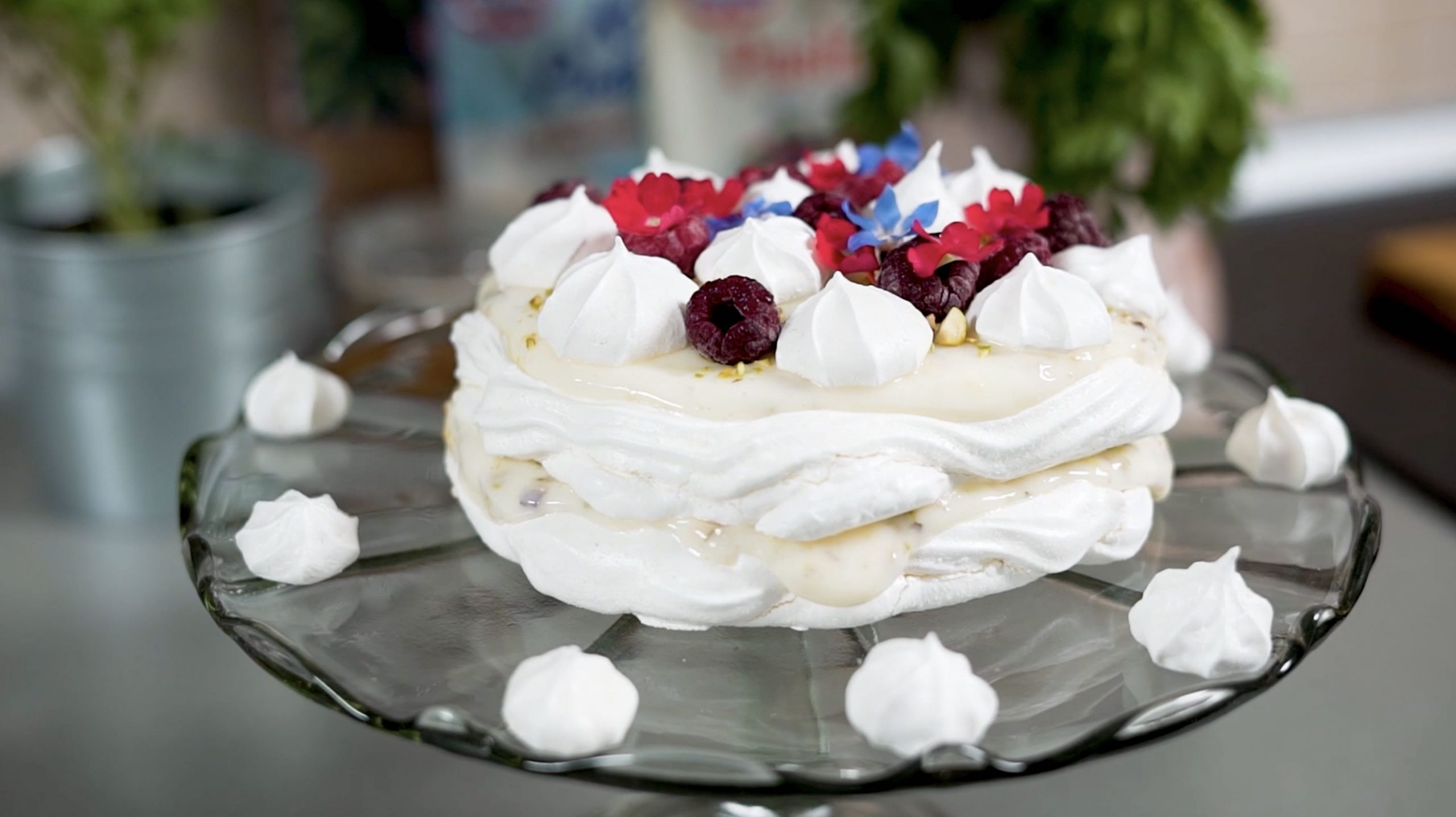 Puslica torta sa pudingom od bele čokolade, pistaćima i malinama ...