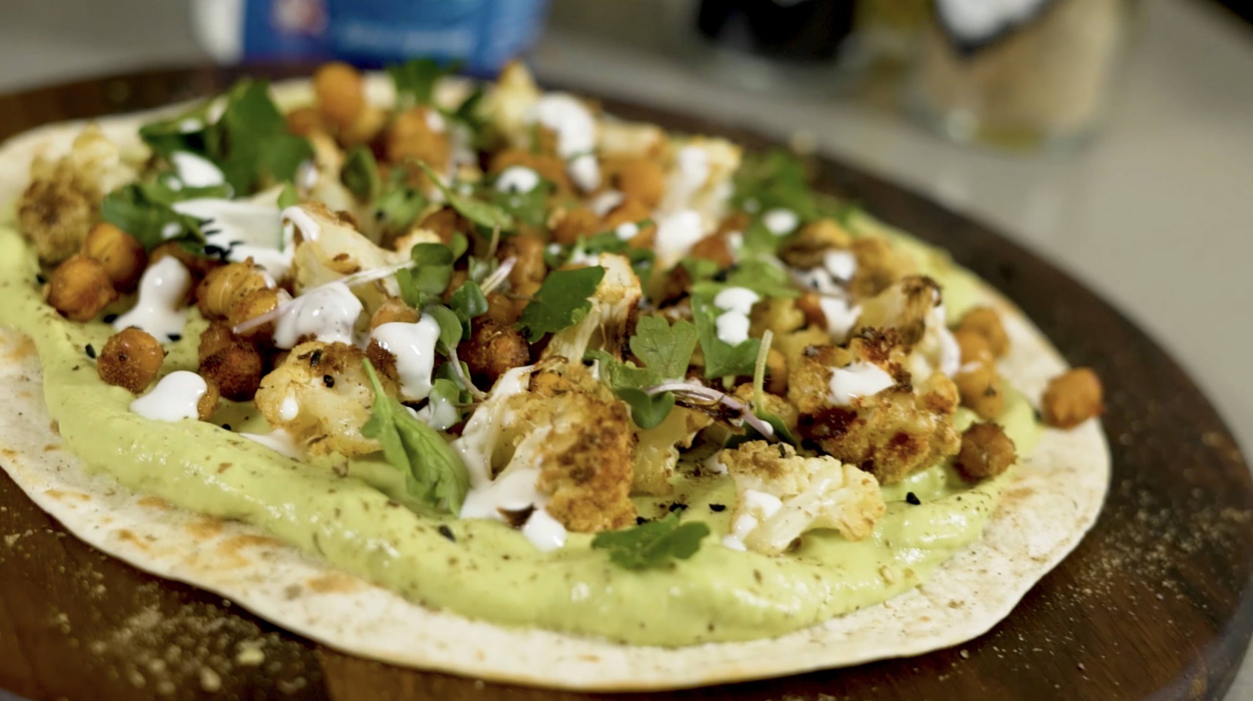 Tortilja sa namazom od avokada i začinjenim karfiolom i leblebijama ...